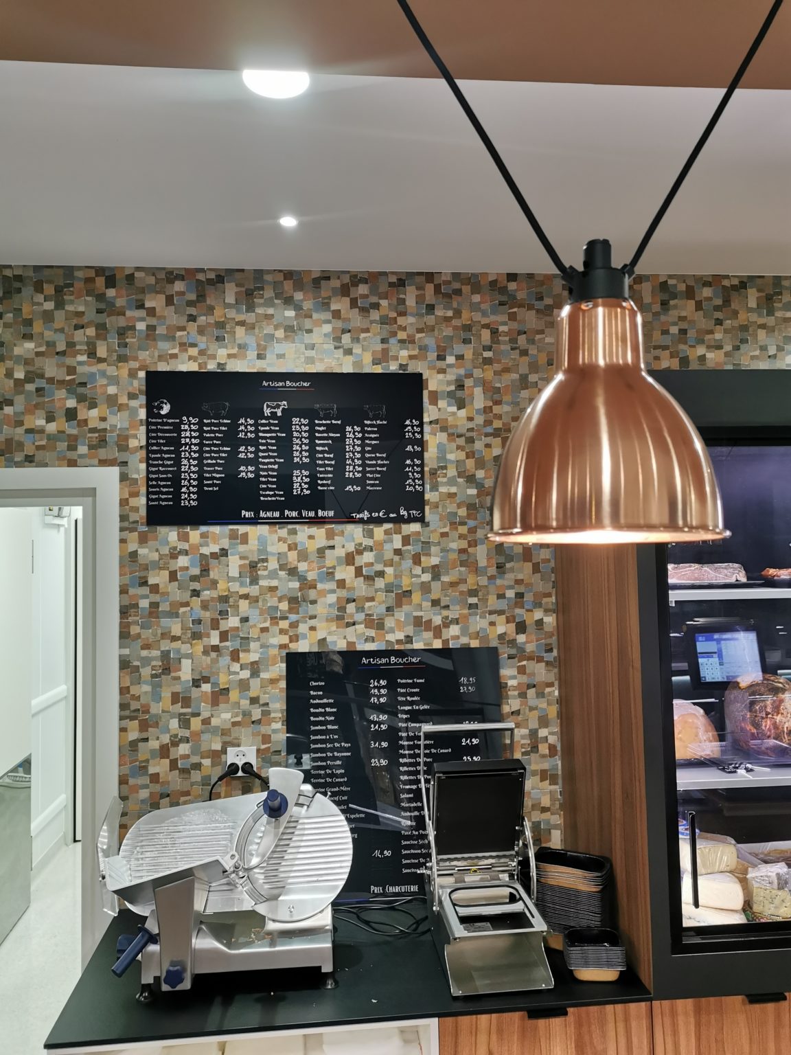 Boucherie Rôti! Mise en lumière et installation électrique